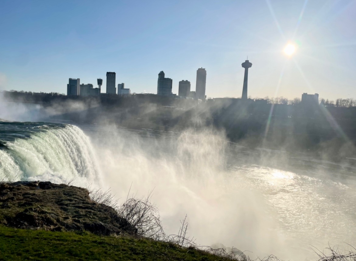 Niagara Falls (Easter Edition) - Daylife in Dunkirk